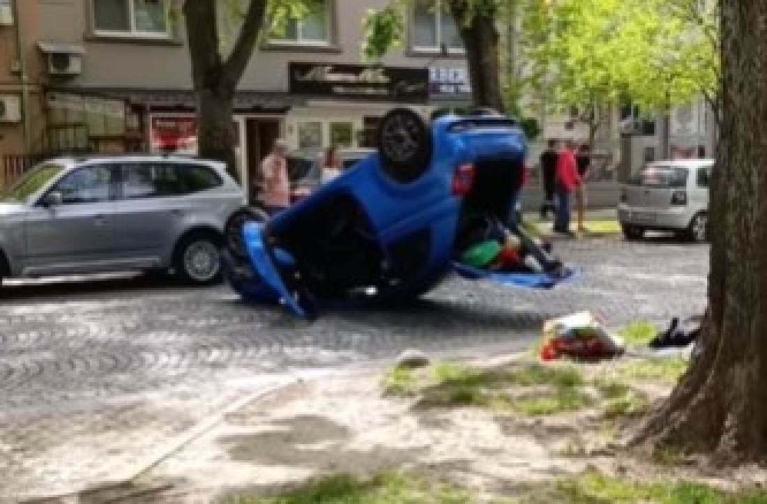 Automobil na krovu u centru Novog Sada