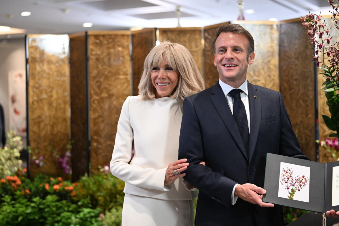 Brižit Makron u kratkoj beloj suknji