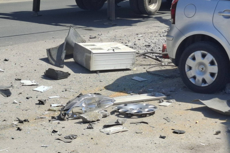 Roditelji na mestu gde je poginula devojka u Dobanovcima