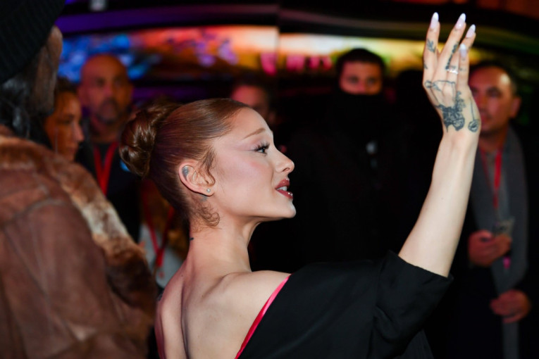 Arijana Grande u vintidž haljini iz 50-tih na premijeri