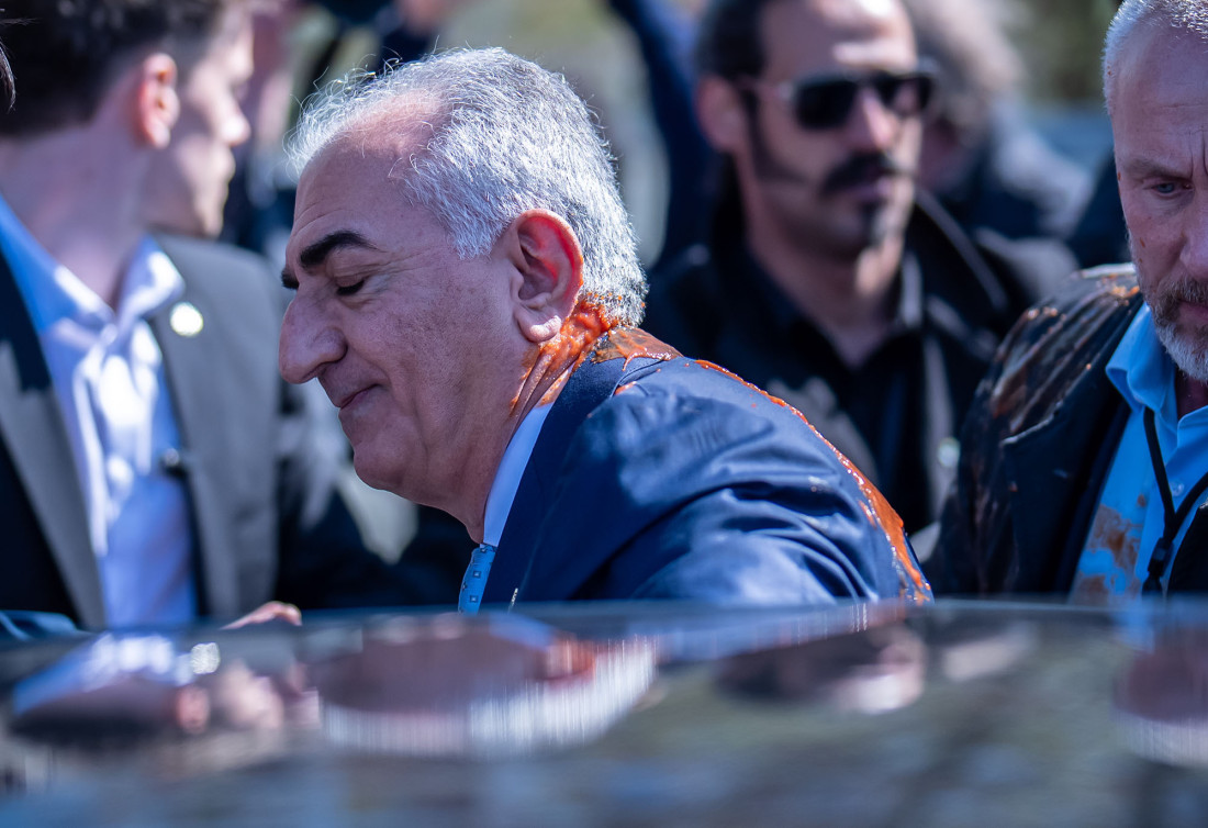 Reza Pahlavi zaliven sosom od paradajza (VIDEO/FOTO)