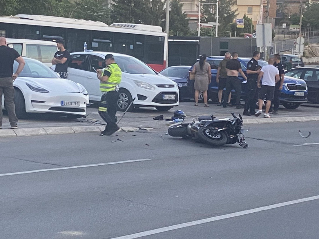 Sudar motora i automobila kod okretnice 26 u Jerkoviću